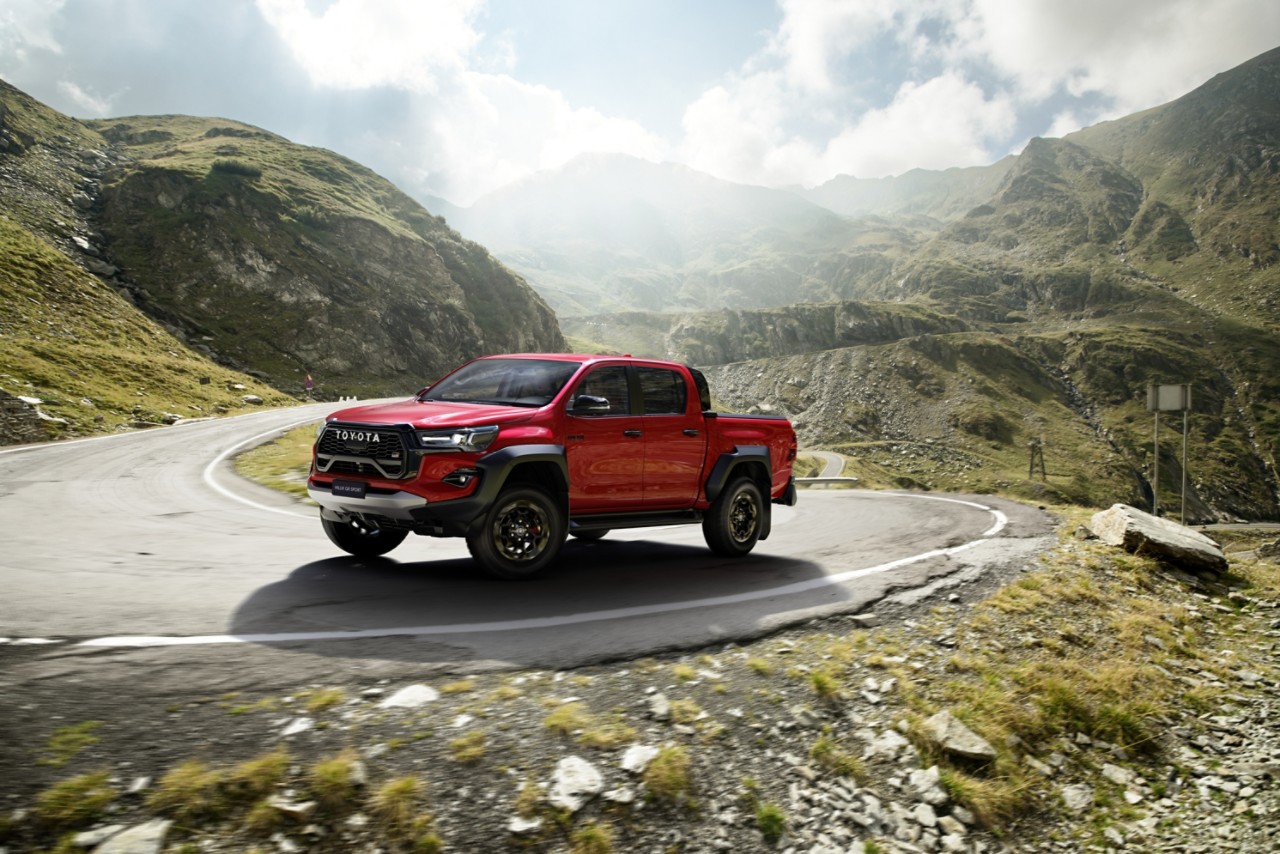 Новий Toyota Hilux GR SPORT | Тойота Україна